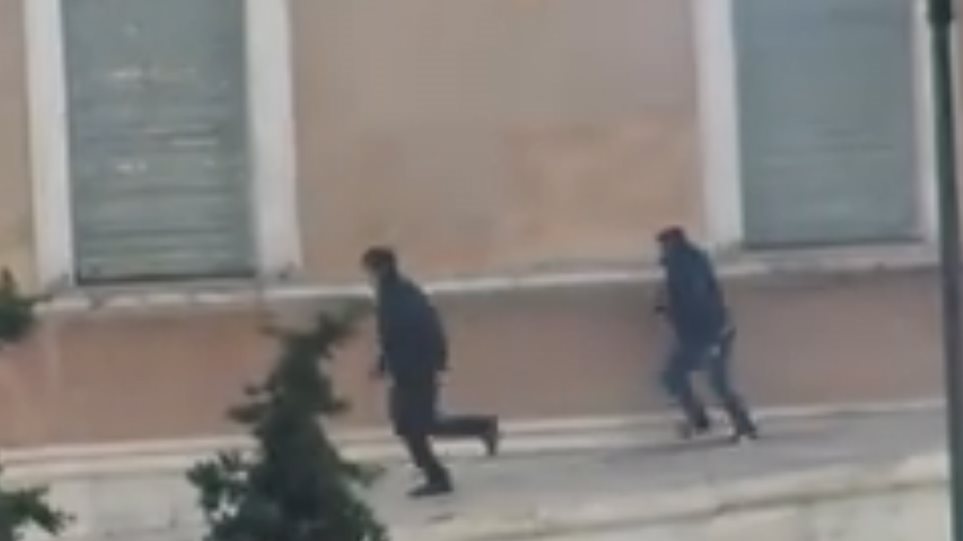 Ποιοι είναι οι κουκουλοφόροι που βγαίνουν από το κτίριο της Βουλής ...