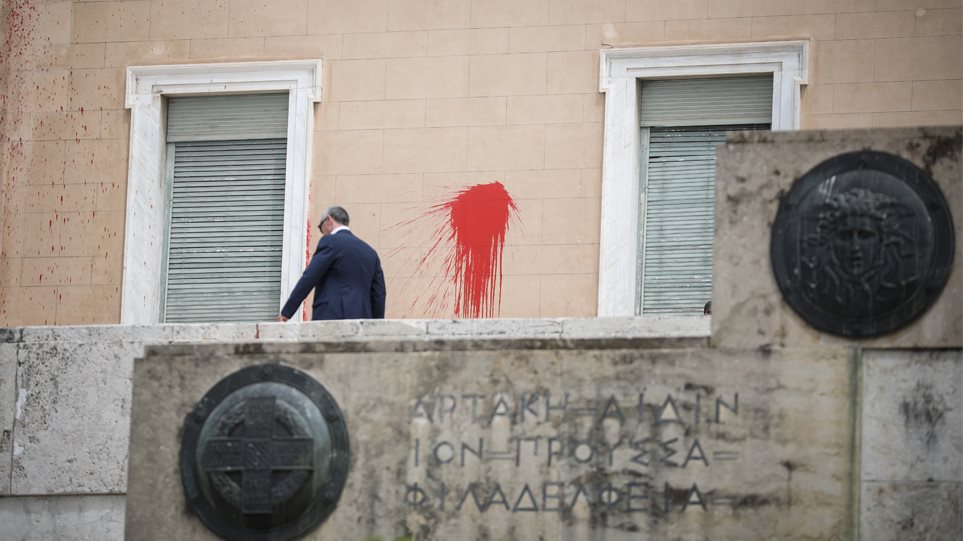 Ρουβίκωνας: Επίθεση στη Βουλή με μπογιές και καπνογόνα - Triklopodia