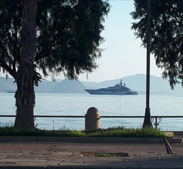 ΑΠΟΣΤΟΛΟΥ : Ο ΕΜΙΡΗΣ ΤΟΥ ΚΑΤΑΡ ΚΑΙ ΟΙ ΕΠΕΝΔΥΣΕΙΣ ΤΟΥ - Triklopodia