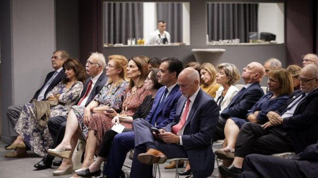 ΠΡΩΤΗ ΜΟΥΡΗ ΚΑΙ ΔΙΠΛΑ ΣΤΟΝ JEFFREY Ο ΜΠΟΥΜΠΟΥΚΟΣ ΣΕ ΕΚΔΗΛΩΣΗ ΓΙΑ ΤΑ 38 ...