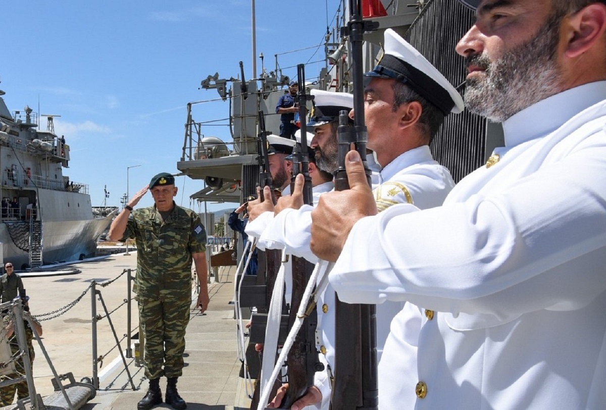 ΑΠΟΣΤΟΛΟΥ : ΚΑΤΩ ΤΑ ΧΕΡΙΑ ΑΠΟ ΤΟΝ ΑΡΧΗΓΟ ΤΟΥ ΣΤΡΑΤΟΥ ΜΑΣ - Triklopodia