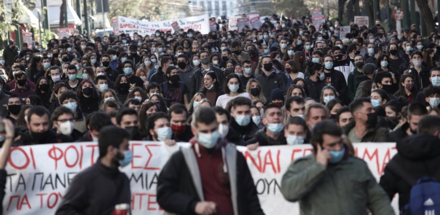 Χιλιάδες στο πανεκπαιδευτικό συλλαλητήριο στο κέντρο της Αθήνας - Άγρια ...