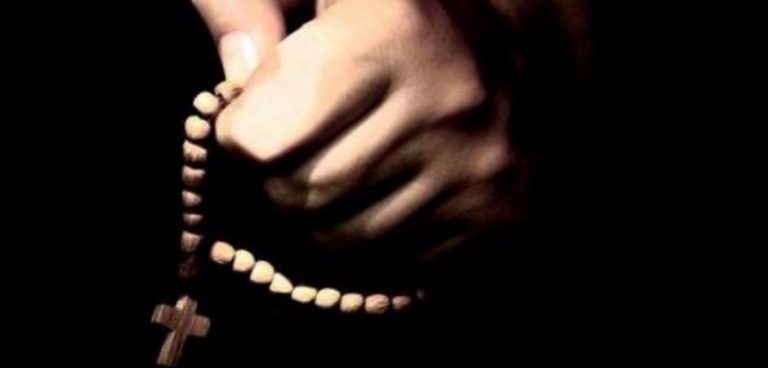 ΜΙΑ ΣΚΕΠΤΟΜΕΝΗ ΕΛΛΗΝΙΔΑ : Ο ΣΤΑΥΡΟΣ, ΤΟ ΚΟΜΠΟΣΧΟΙΝΙ ΚΑΙ Η ΠΡΟΣΕΥΧΗ ΠΟΥ ...