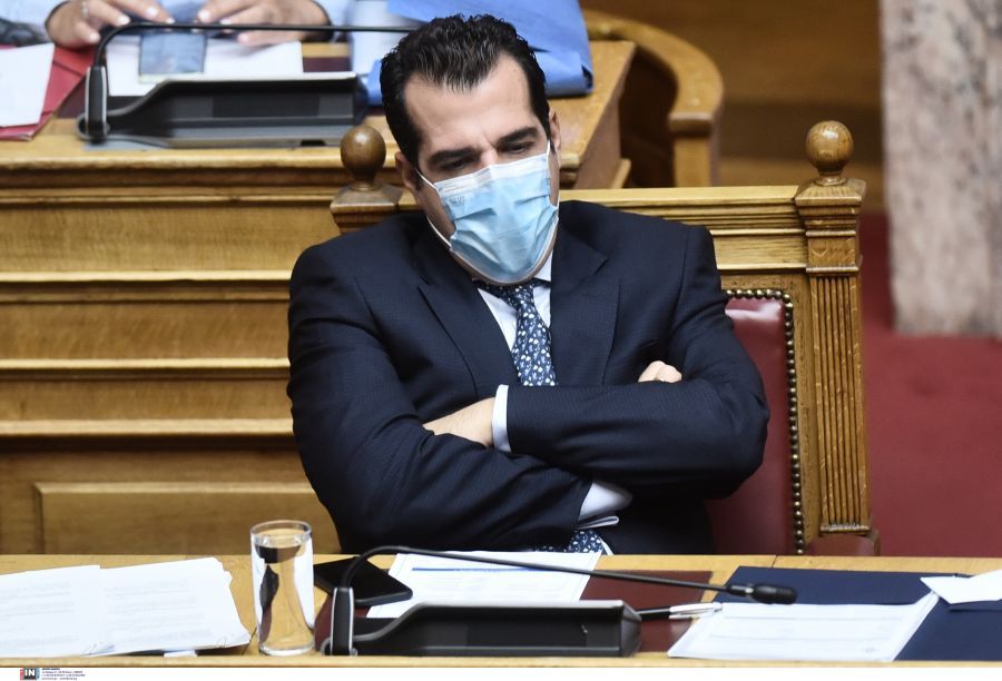 ΑΝΕΜΒΟΛΙΑΣΤΟΙ υγειονομικοί και πολίτες έξω από το σπίτι του ...