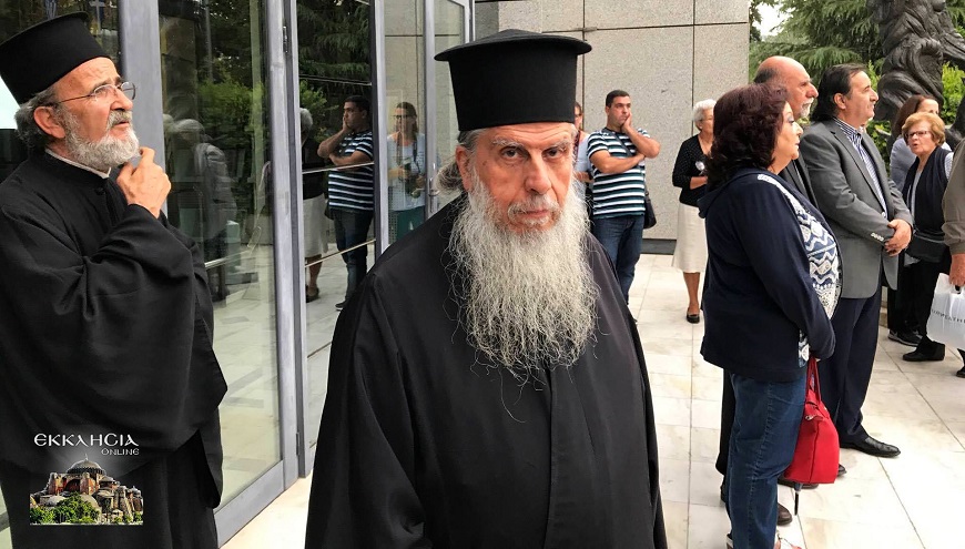 ΙΕΡΕΙΣ ΣΤΗΝ ΕΚΚΛΗΣΙΑ ΑΝΤΙΔΡΟΥΝ ΣΘΕΝΑΡΑ: ΟΙ ΝΕΕΣ ΗΛΕΚΤΡΟΝΙΚΕΣ ΤΑΥΤΟΤΗΤΕΣ ...