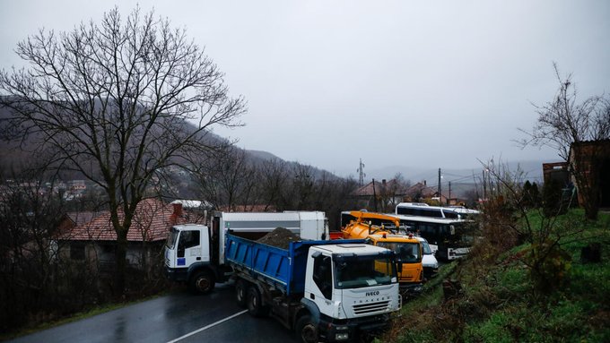 ΕΚΤΑΚΤΟ ΚΟΣΣΥΦΟΠΕΔΙΟ: ΑΚΟΥΓΟΝΤΑΙ ΕΚΡΗΞΕΙΣ! ΑΝΤΑΛΛΑΓΕΣ ΠΥΡΩΝ ΣΕΡΒΩΝ ...