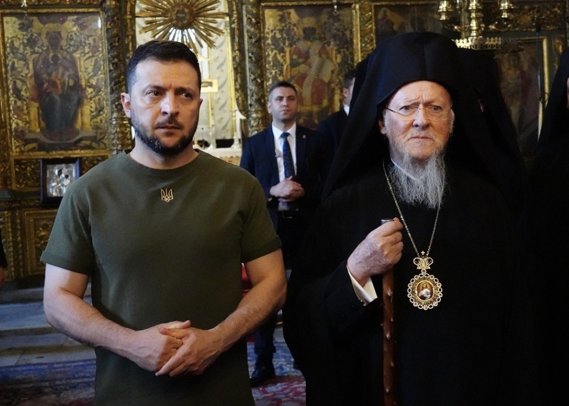Ν.ΔΑΠΕΡΓΟΛΑΣ, "ΦΑΡΙΣΑΪΚΕΣ ΠΡΟΣΕΥΧΕΣ ΣΕ ΑΙΜΑΤΟΒΑΜΜΕΝΟ ΦΟΝΤΟ" - Triklopodia