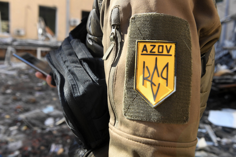 «Συντρίψτε τους ναζί του AZOV»!! Το πανό Ελλήνων που έκανε έξαλλους ...