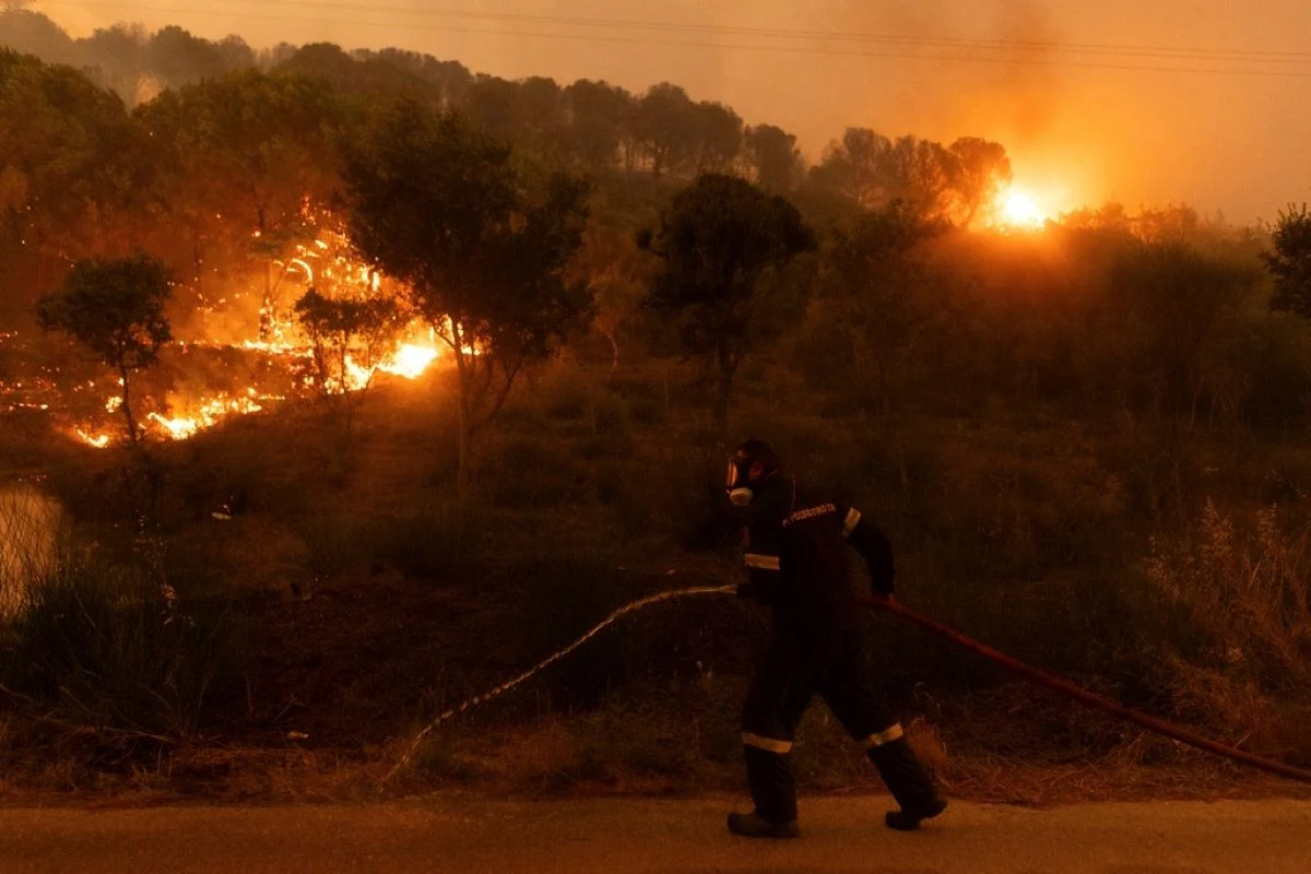 Μεγάλη αναζωπύρωση στην πυρκαγιά της Πάρνηθας – Απειλείται και πάλι ο ...