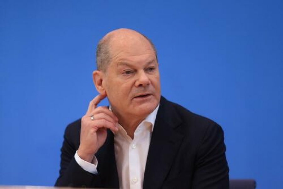 Πανικοβλημένος από το AfD ο Scholz σπεύδει να δηλώσει ότι «δεν στέλνει ...