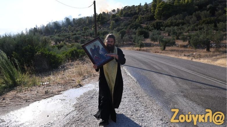 Ιερέας στην Βοιωτία «ξορκίζει» την πυρκαγιά κάνοντας περιφορά εικόνας ...