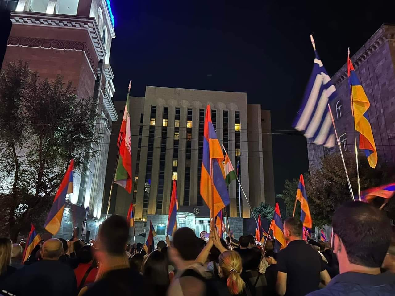 Τα Αδέρφια μας οι Αρμένιοι ύψωσαν την Ελληνική σημαία στις διαδηλώσεις ...
