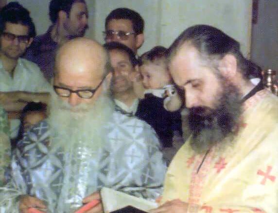 ΤΑ ΠΡΟΣΩΠΑ ΠΑΡΕΡΧΟΝΤΑΙ, ΤΑ ΣΧΙΣΜΑΤΑ ΔΙΑΙΩΝΙΖΟΝΤΑΙ - Triklopodia