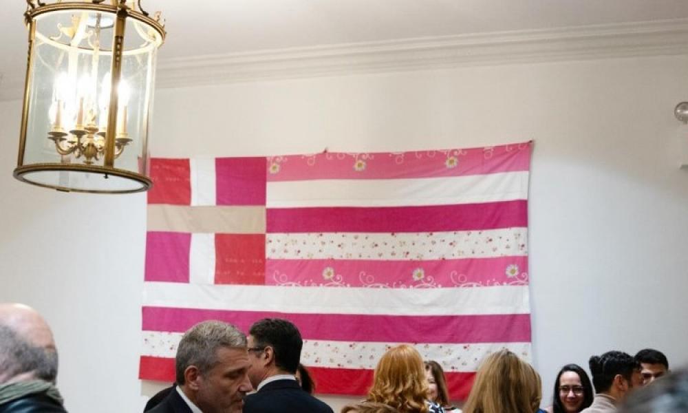 «Αναβρασμός» με την ροζ ελληνική σημαία έκτρωμα - Αποσύρεται με ...