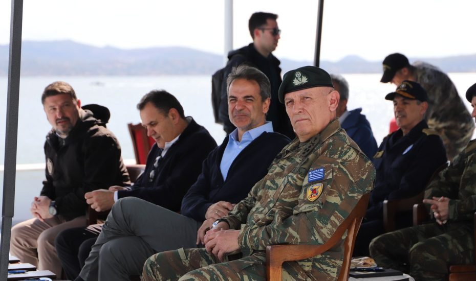 Αποσύρουν όπλα από το Αιγαίο, στέλνουν φρεγάτα στην Ερυθρά, εκθέτουν τη ...