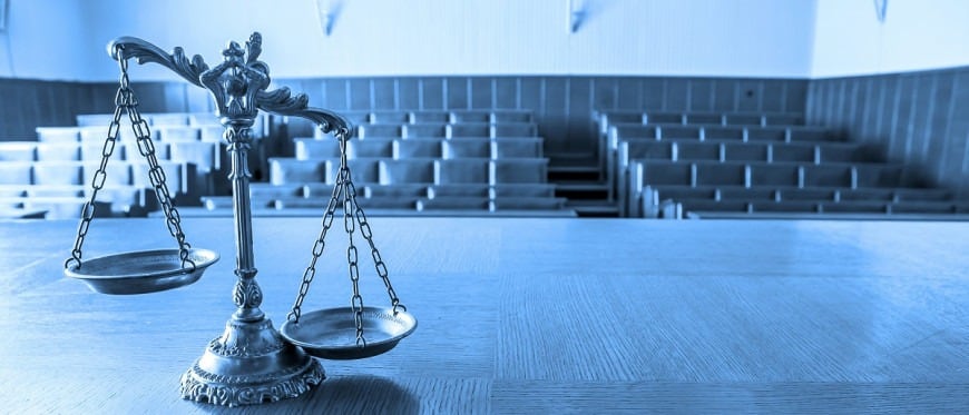 Η ΧΑΡΑ ΤΩΝ ΔΙΚΑΣΤΗΡΙΩΝ - Triklopodia