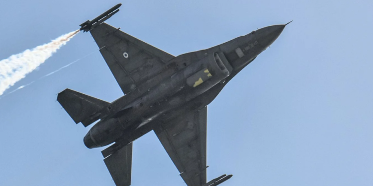 Συντριβή F-16: Μεταφέρθηκε στο νοσοκομείο ο πιλότος που πάλευε μιάμιση ...