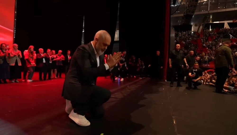 Το εθνικιστικό παραλήρημα Ράμα στην Αθήνα: Οι «μαύρες σκούπες» και η ...