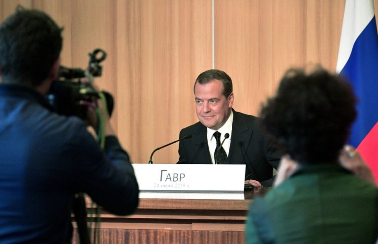 Ο Μεντβέντεφ βάζει στο μάτι χολιγουντιακό ηθοποιό: «Θα σε βρουν οι ...