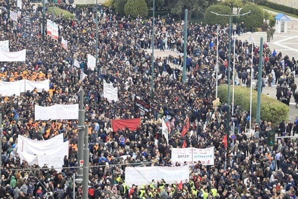 LIVE ΕΙΚΟΝΑ ΑΠΟ ΤΟ ΜΕΓΑΛΕΙΩΔΕΣ ΣΥΛΛΑΛΗΤΗΡΙΟ ΣΤΟ ΣΥΝΤΑΓΜΑ - Triklopodia