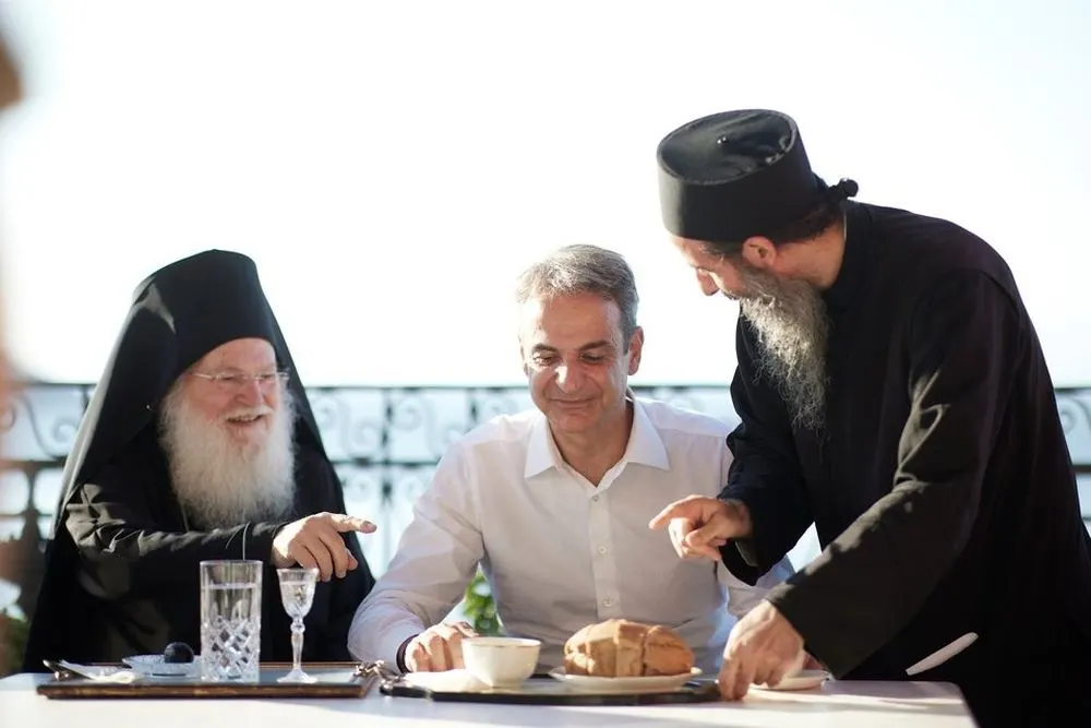 ΑΓΙΟΡΙΤΗΣ ΕΣΚΥΨΕ ΚΑΙ ΦΙΛΗΣΕ ΤΟ ΧΕΡΙ ΤΟΥ ΣΟΔΟΜΙΣΤΗ ΜΗΤΣΟΤΑΚΗ - Triklopodia