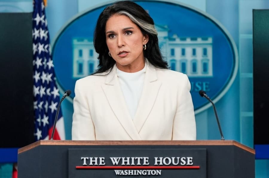 Κάτι πολύ σοβαρό συμβαίνει στις ΗΠΑ - Η Gabbard πήρε το όπλο της για να ...